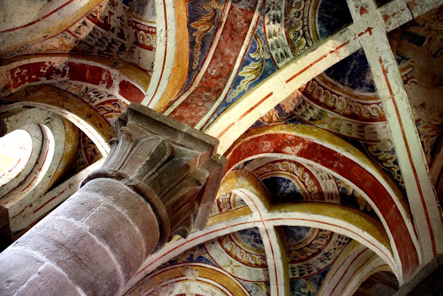 L'art roman ; passionnément: L'intérieur de l'église.