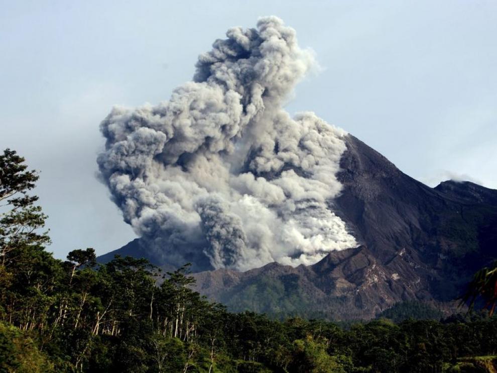INDONESIA: ESTALLA DE NUEVO EL VOLCAN MERAPI EN LA ISLA DE JAVA