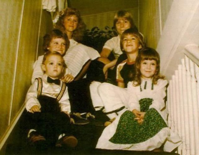 Adorable Childhood Photos of Kurt Cobain With His Younger Sister ...