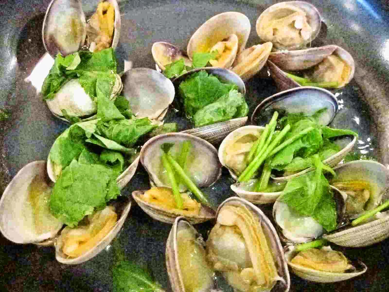 Recipes for Tom: Asari no sakamushi / steamed clams with sake