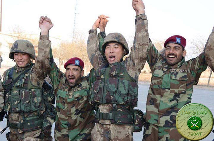 Pakistan Army SSG operatives pose with a PLA Special Forces Operative ...