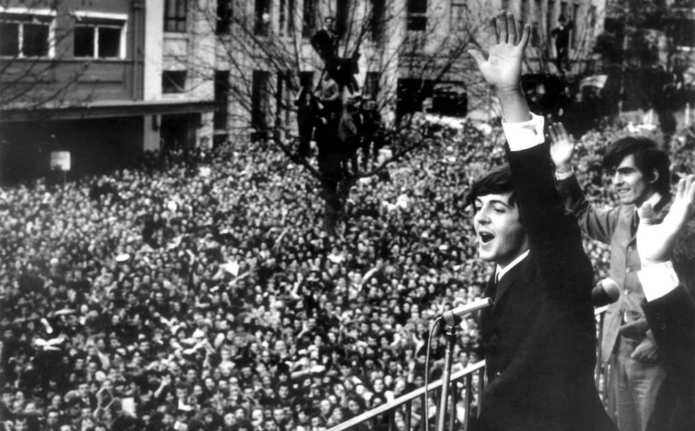 What was the largest crowd to greet The Beatles?