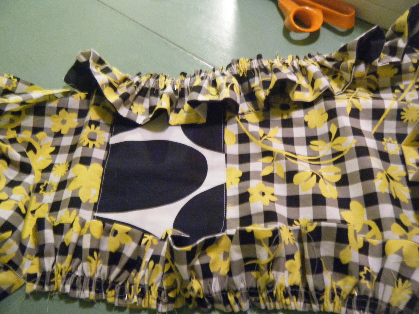 Home Sewn, Home Made, Home Grown: Frilly pinny...go retro!