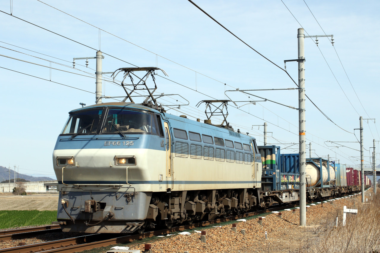 線路際の小さな幸せ。: 5085レ EF66 125 角サメ代走！ UM27A、UR17A×2