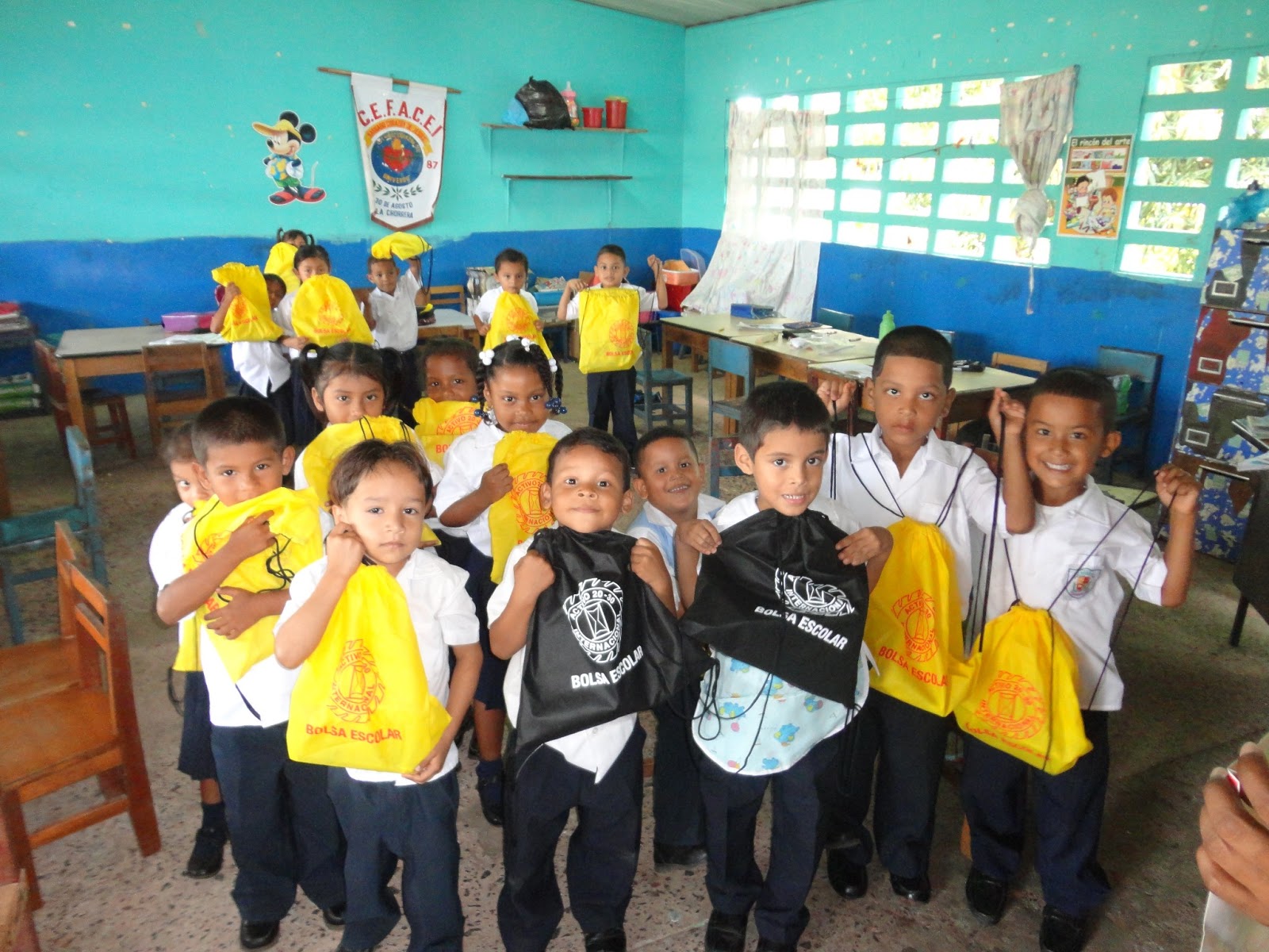 Club Activo 20-30 Panamá Oeste: Donación de bolsas - Escuela del ...