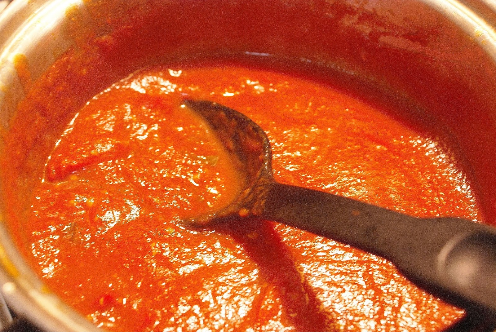 The Hungry Lovers: Basic Tomato Sauce and Recipes for Using It