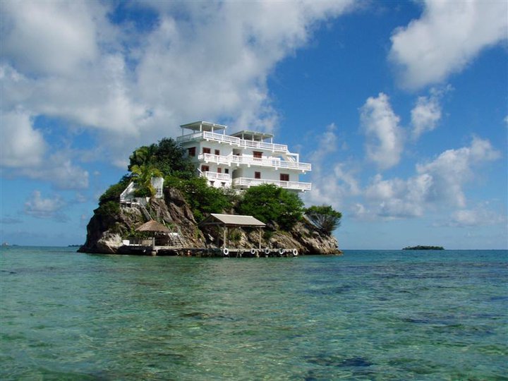 Blog de Honduras: Hotel construido encima de una roca en Guanaja