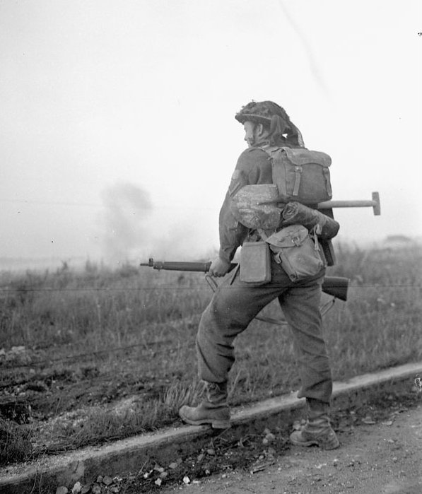 Four Bees: British General Service Shovel, GS, WW2 Issue, T-Handle ...