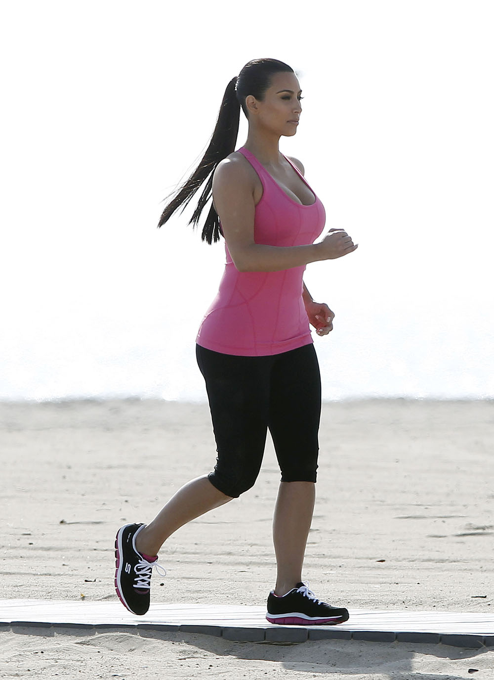 Así entrena Kim Kardashian en la playa (descomunales curvas en acción ...