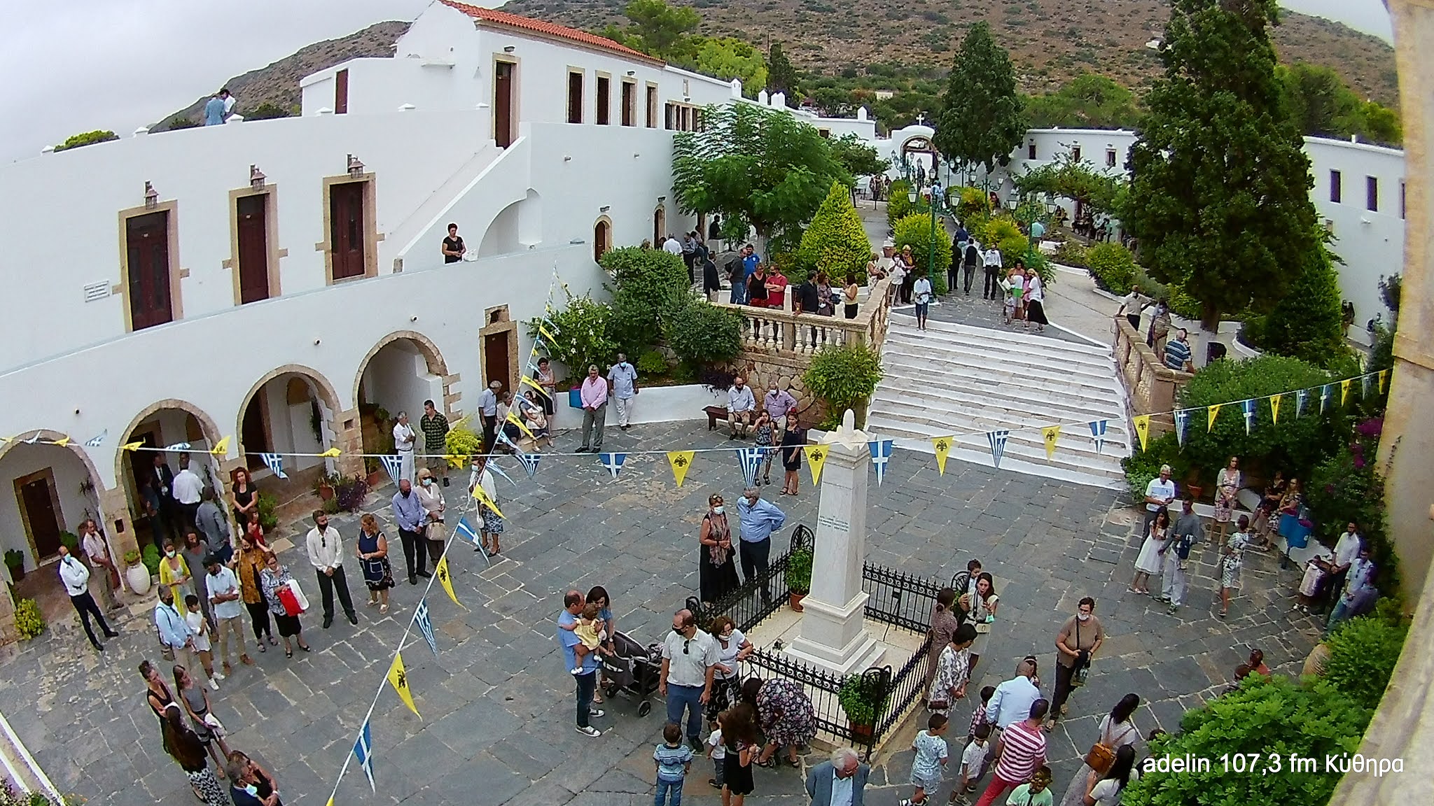AdelinFM Kythira : ΤΑ ΚΥΘΗΡΑ ΥΠΟΚΛΙΝΟΝΤΑΙ ΣΤΗΝ ΠΡΟΣΤΑΤΙΔΑ ΤΟΥΣ ΠΑΝΑΓΙΑ ...
