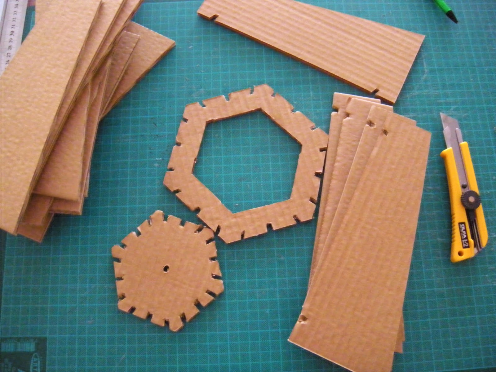 Quilts and Boxes: DIY cardboard lamp shade