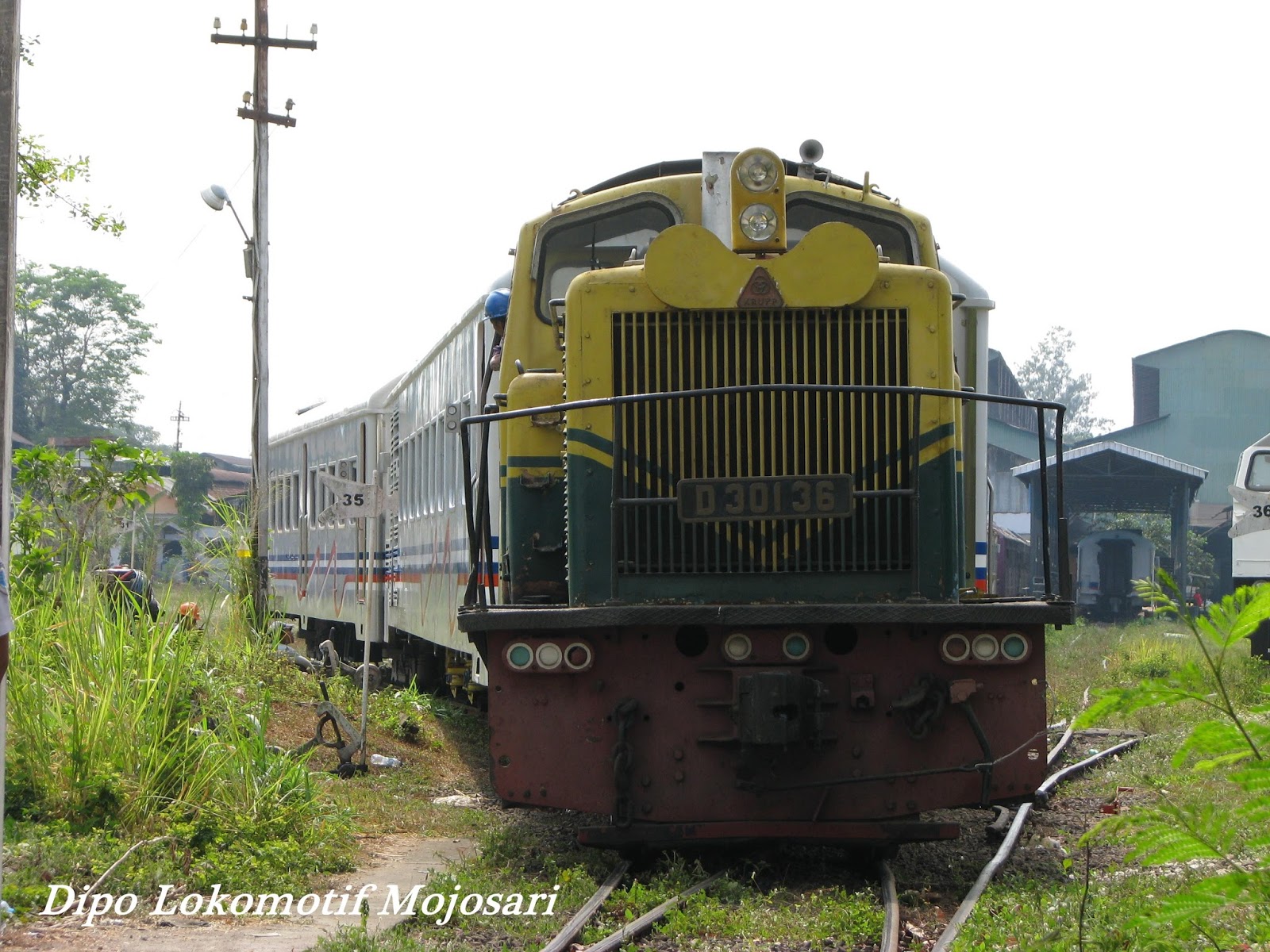 Kereta Api Indonesia: Melihat Langsiran Lokomotif D301 44 di Balai Yasa Pengok Yogyakarta (Foto ...
