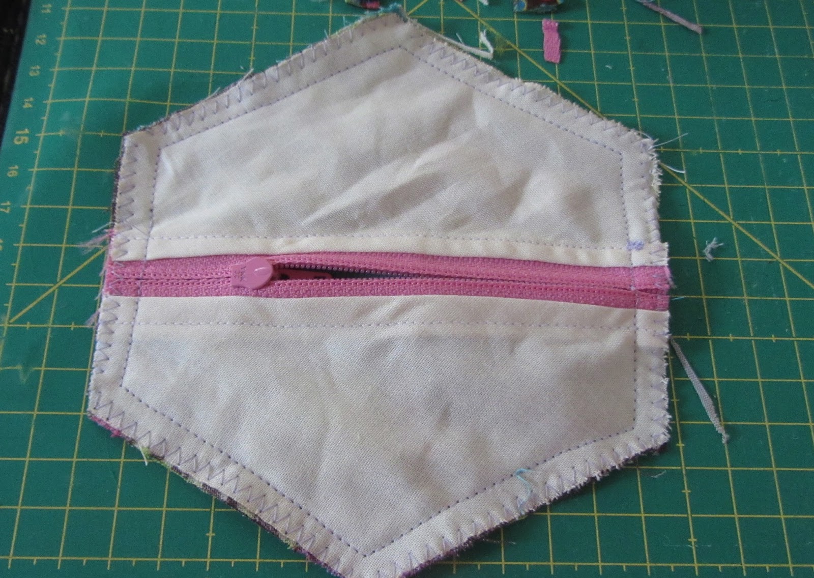 Fishkopp : Hexagon pouch with (lace) zipper based on Moda honeycombs