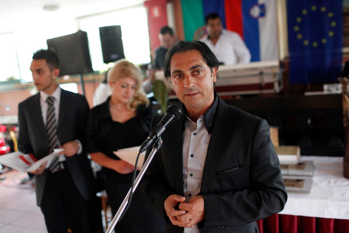 Romski Informacijski center Anglunipe: O nas