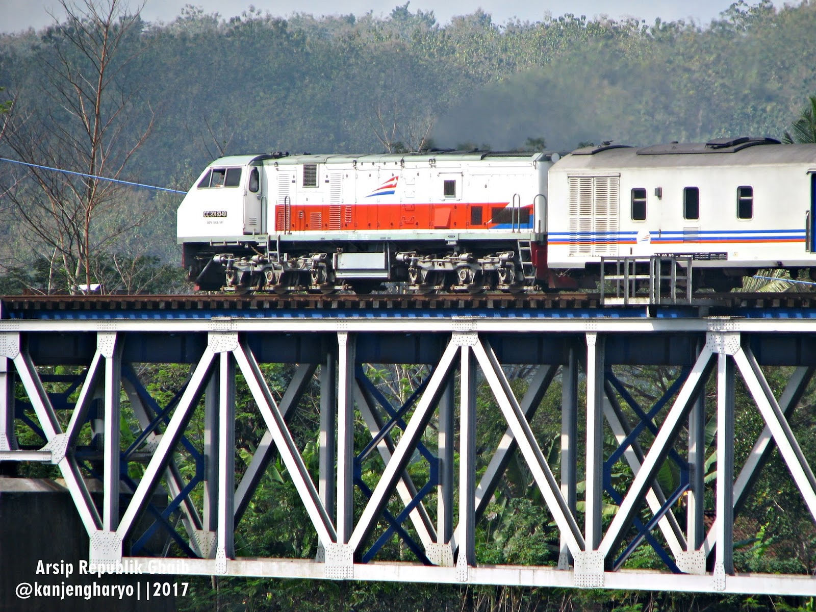 Kereta Api Indonesia: Almarhum Lokomotif CC201 83 49 (130 R) Dimasa Hidupnya Ketika Menarik ...