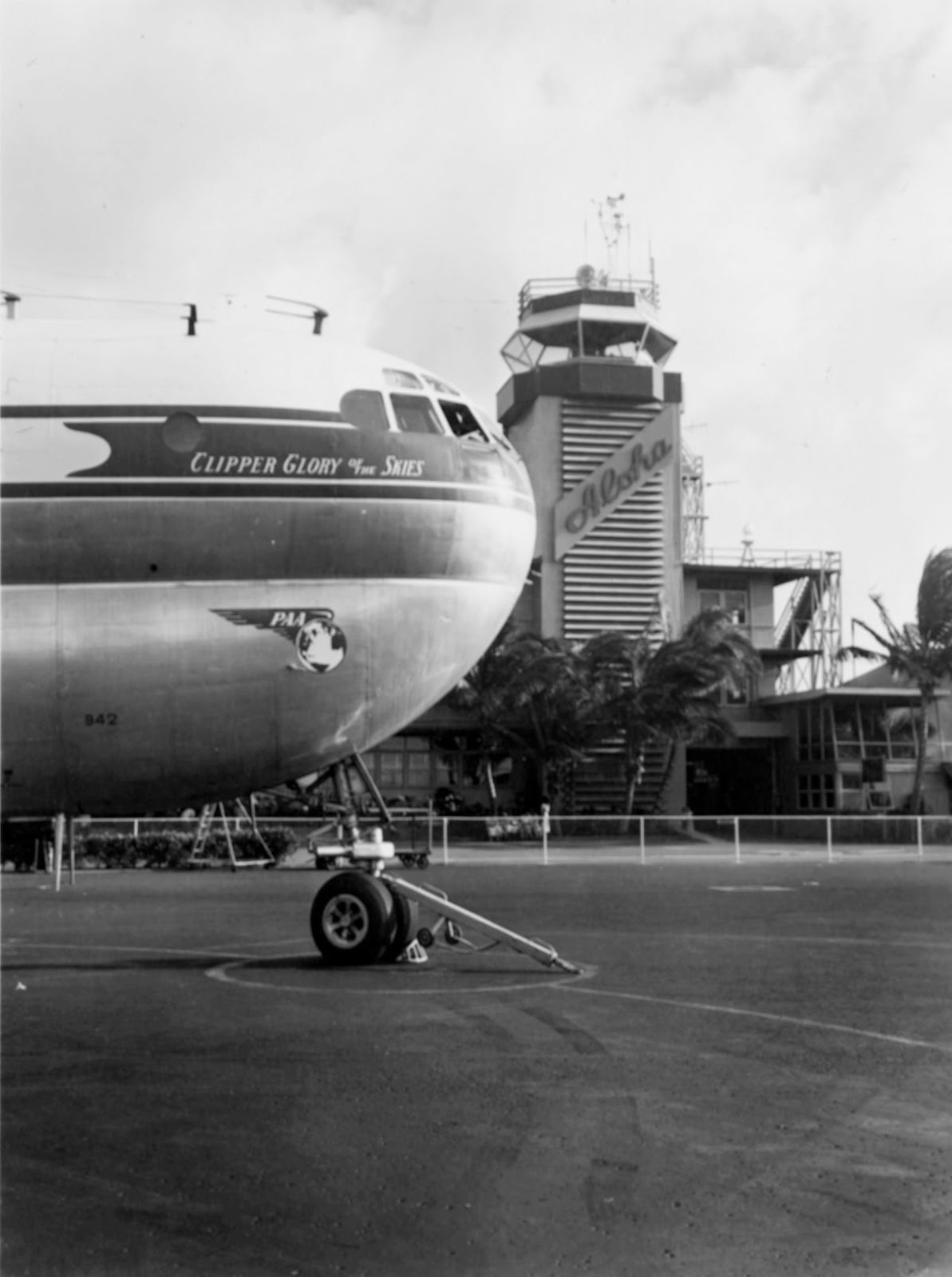 Inside a 1947 Boeing 377 Stratocruiser, the “Largest and Fastest ...