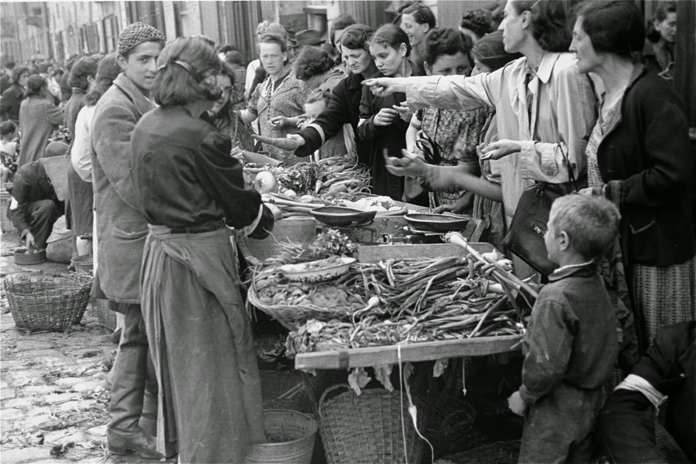 45 Astonishing Vintage Photos That Capture Daily Life In The Ghetto Of Warsaw In The Summer Of