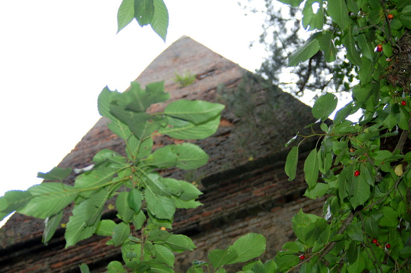 I tu i tam....Y aqui y alla: Grobowiec-piramida, ruina zamku i Perła ...