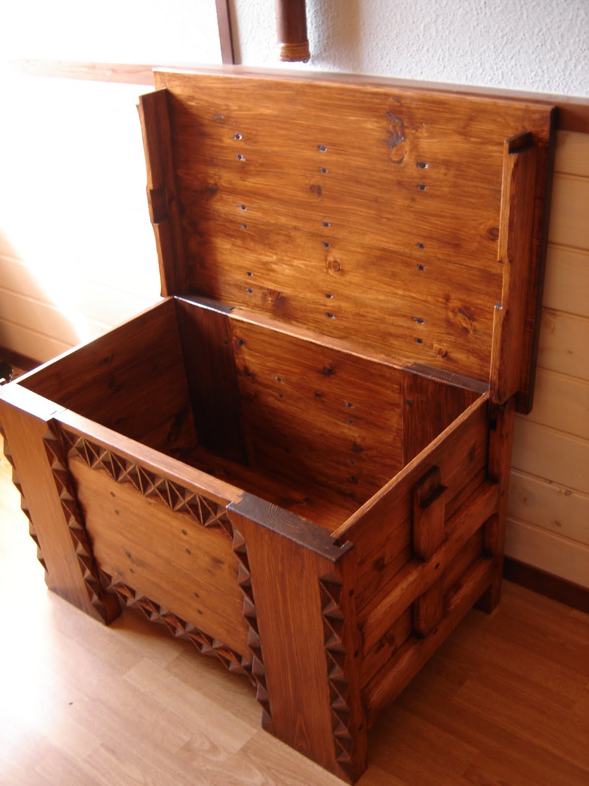 Carpintería Artesanal: Arca Rústica