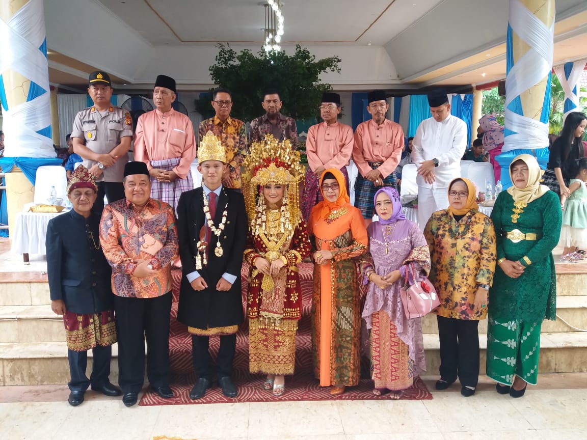 PAKAIAN ADAT KAYUAGUNG