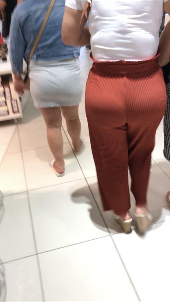 Guapa mujer con ropa entallada nalgona | Mujeres bellas en la calle
