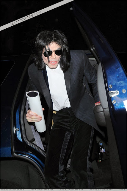 [FOTOS] Michael Jackson fazendo compras na Borders Bool - 30 de outubro ...