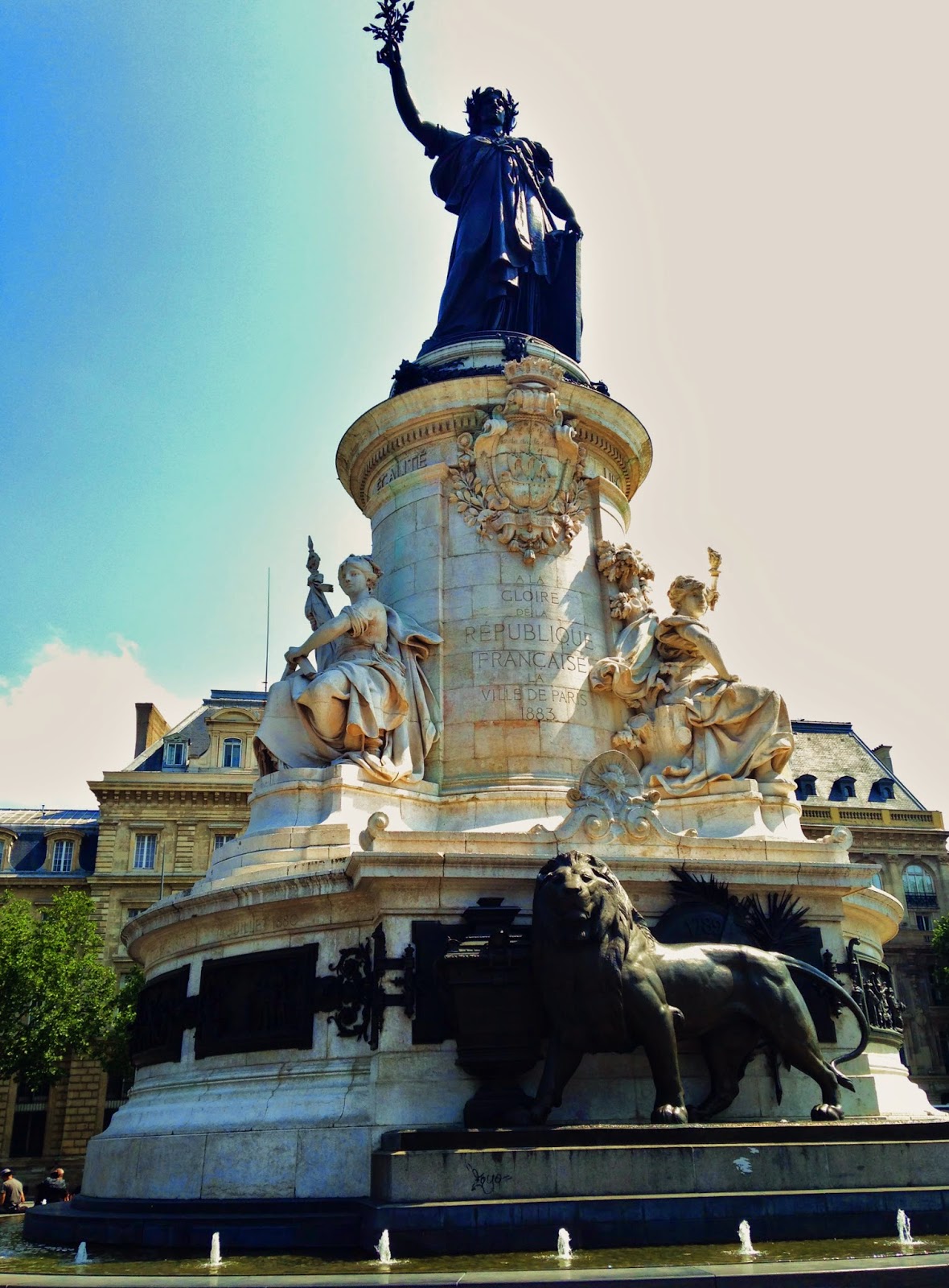 Mona, Macarons and Snails