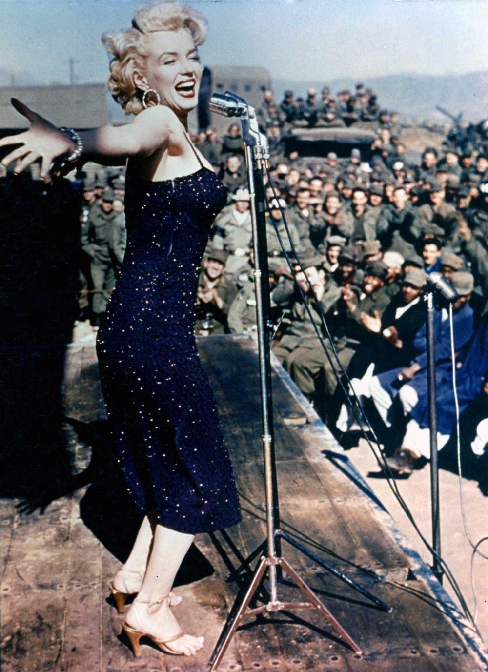 Fascinating Color Photos of Marilyn Monroe Singing to the Troops During ...