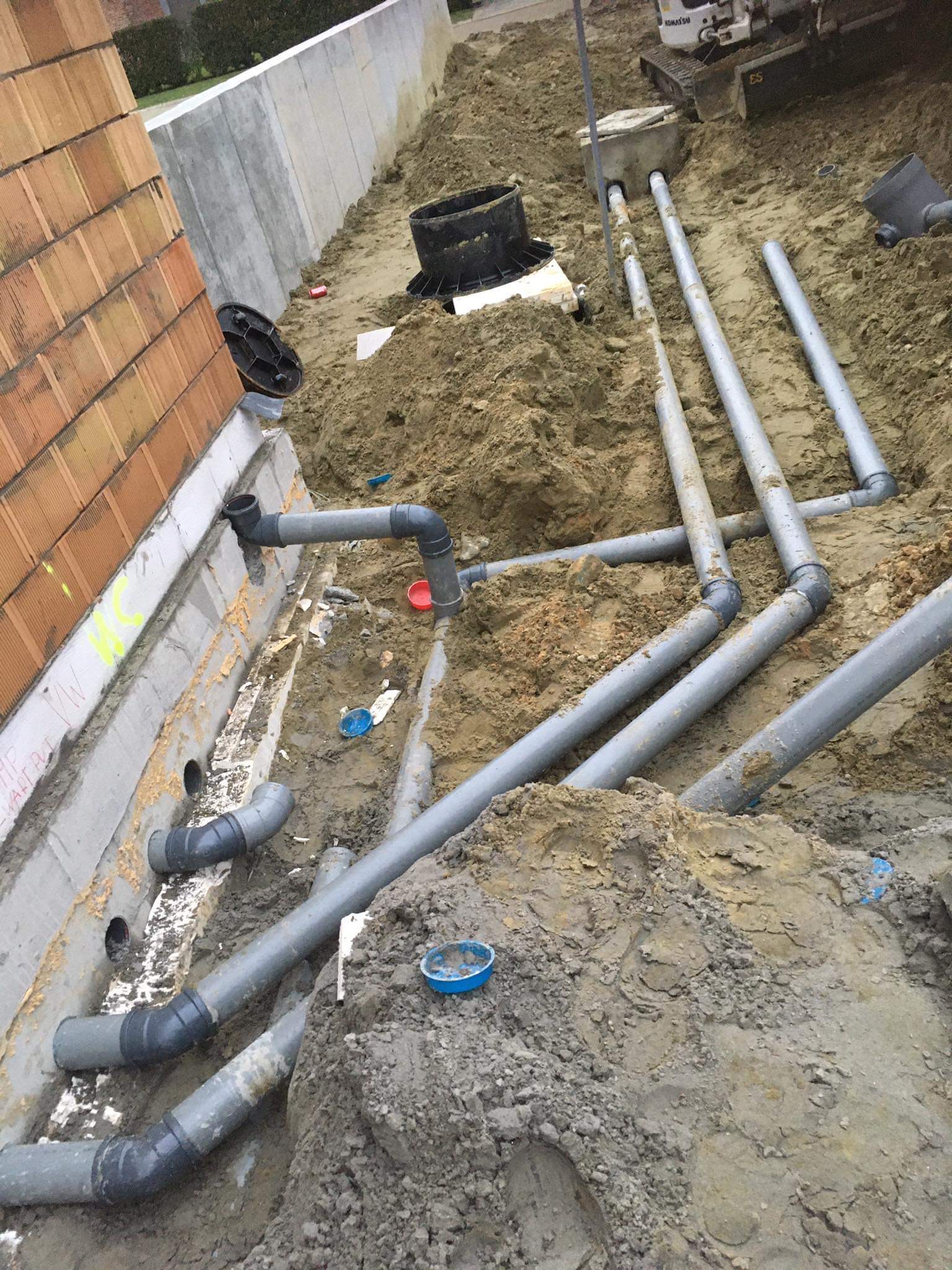 Week 16 [maand 4] - Plaatsen pomp afrit, regenput & aanvullen zand (1 ...