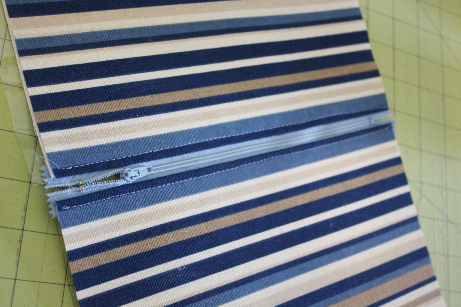 Handmade by Meg K: Vinyl-Lined Makeup Bag {Tutorial}