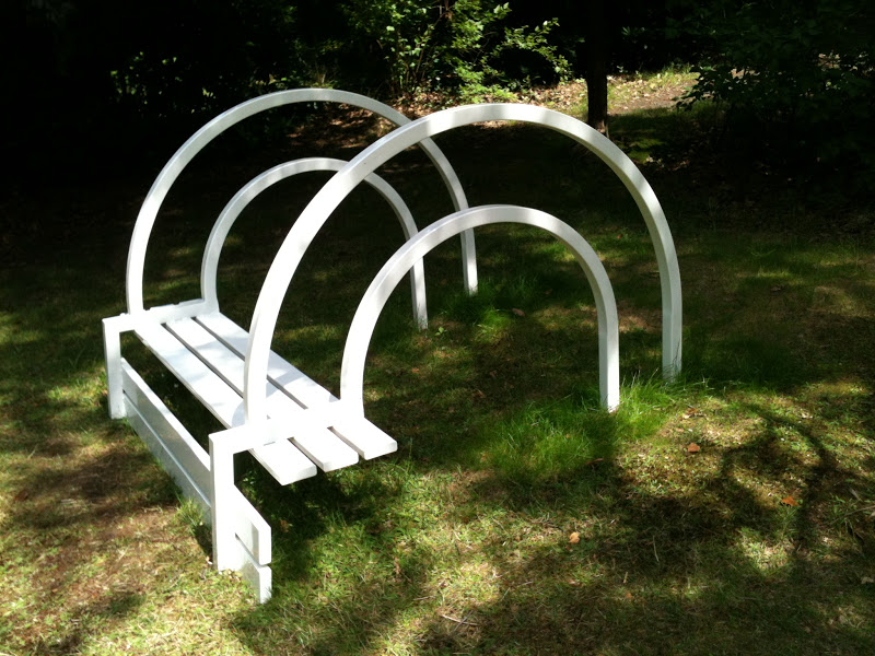 MONOCHROMATIC AXONOMETRIC: Hein's (dys)functional Modified Social Benches