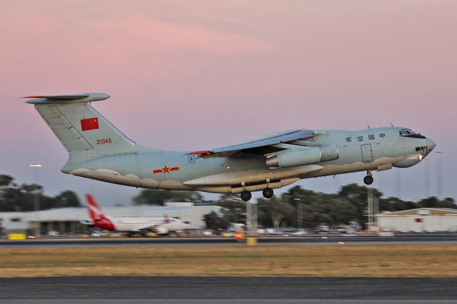 Perth Airport Spotter's Blog: PLAAF IL-76 21045 sunrise departure to ...