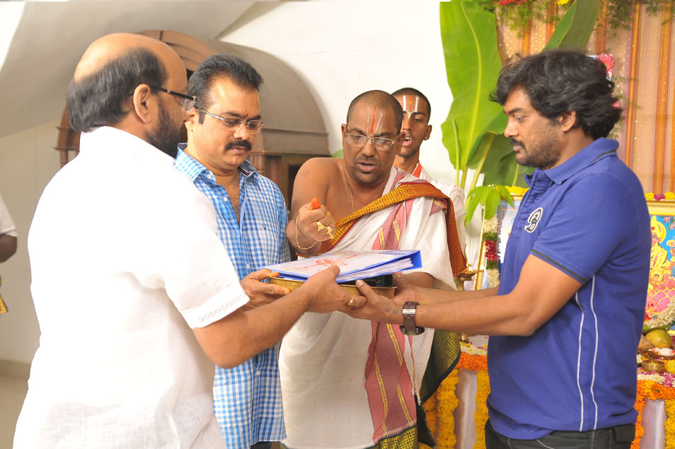 HOT AND SPICY IMAGES: Pawan Kalyan's CameraMan Gangatho Rambabu movie ...