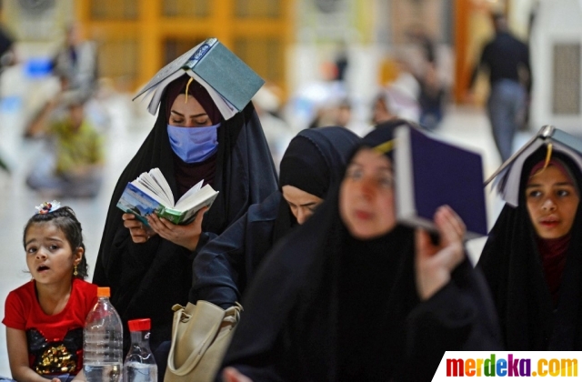 Foto Ritual Penganut Syiah di Irak Sambut Lailatul Qadar di Makam Ali ...