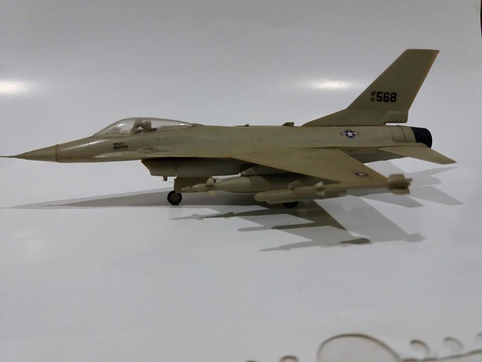AIRPLANE SCALE MODELKIT: GENERAL DYNAMIC F-16