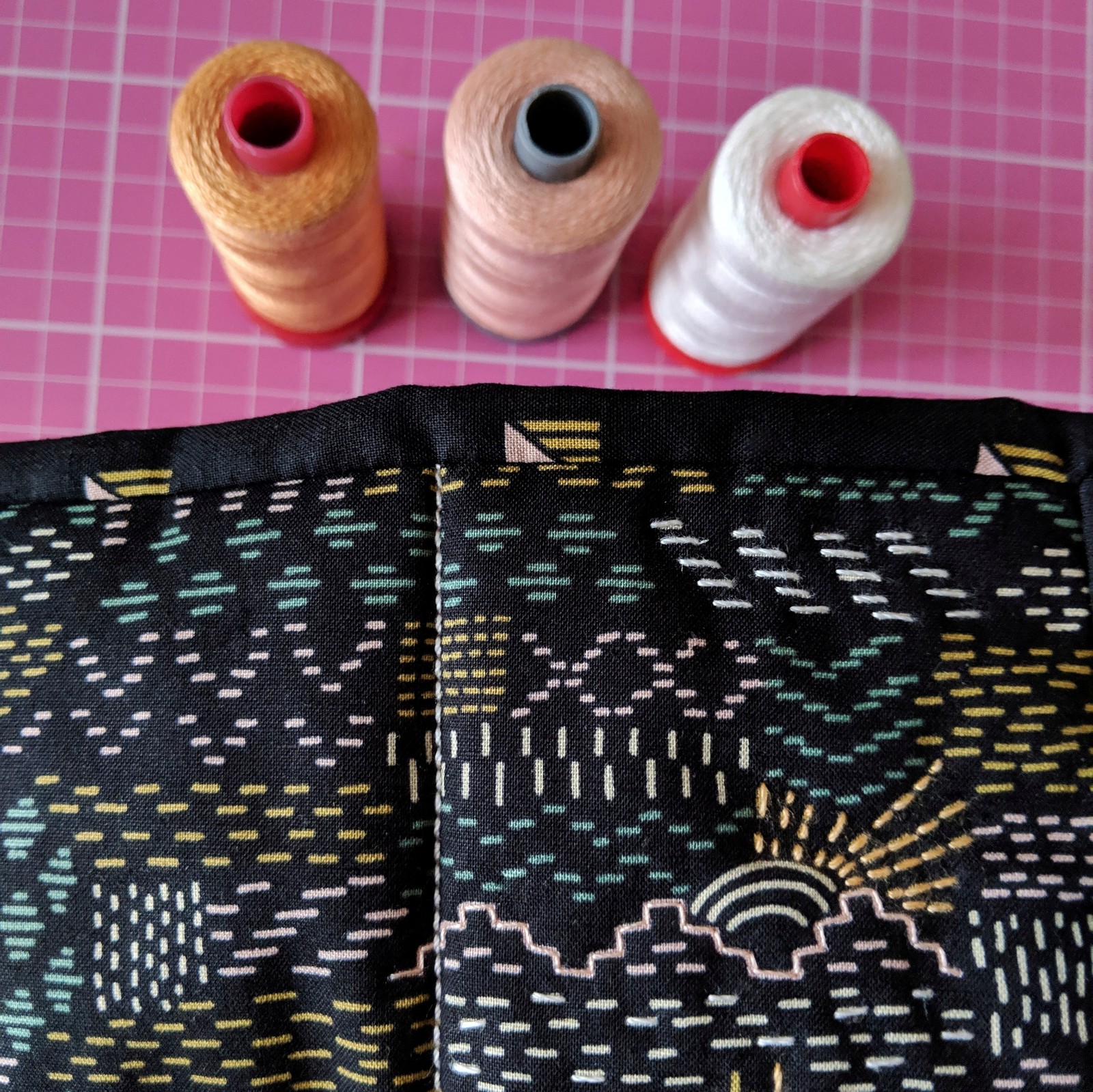 Little Quilt needle case tutorial / CHARM ABOUT YOU