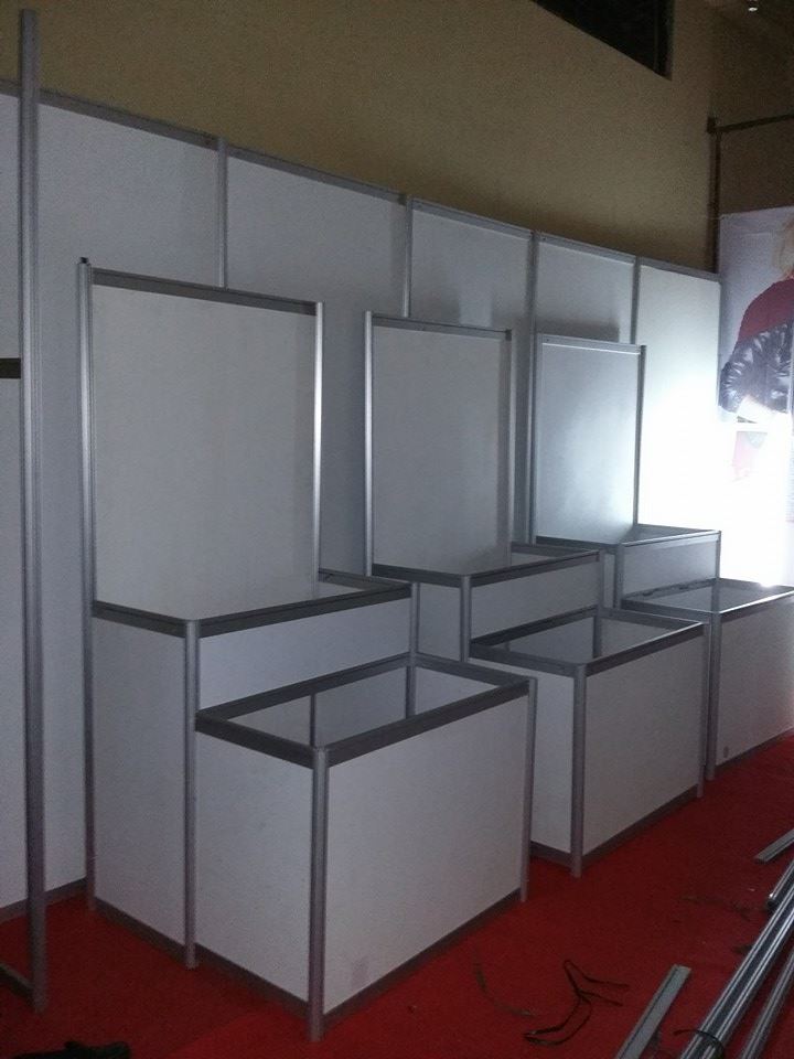 Jual dan sewa meja display R8 - sewa partisi pameran tangerang