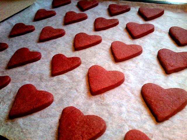 Jordbærkagen: Små Red Velvet Hjerte Cookies til Valentinsdag