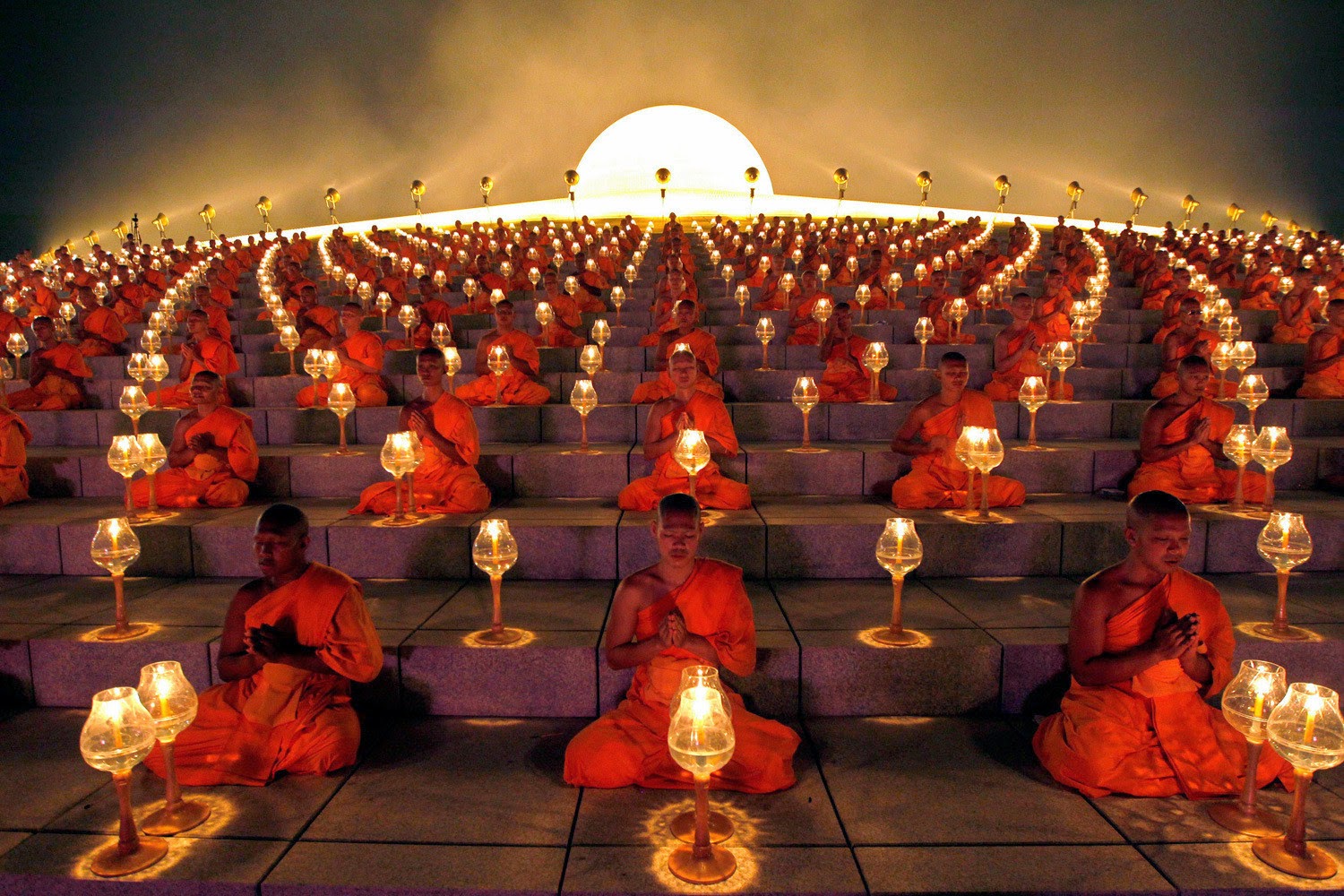 100,000 Monks in Meditation for World Peace - DiscoverYourAura