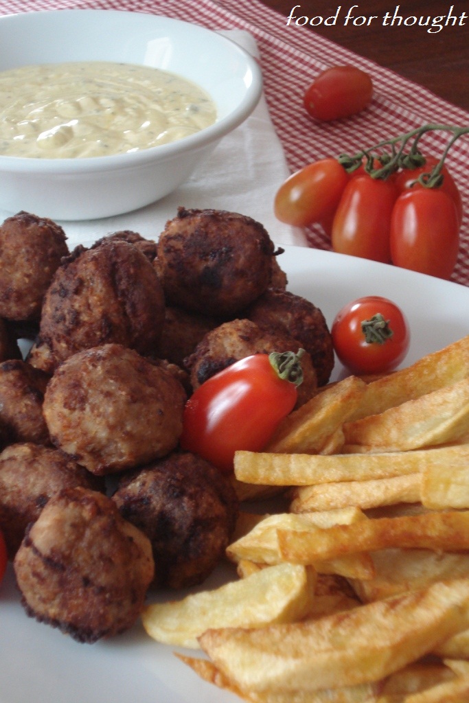 Food for thought: Κεφτεδάκια με ντιπ από γιαούρτι και μουστάρδα