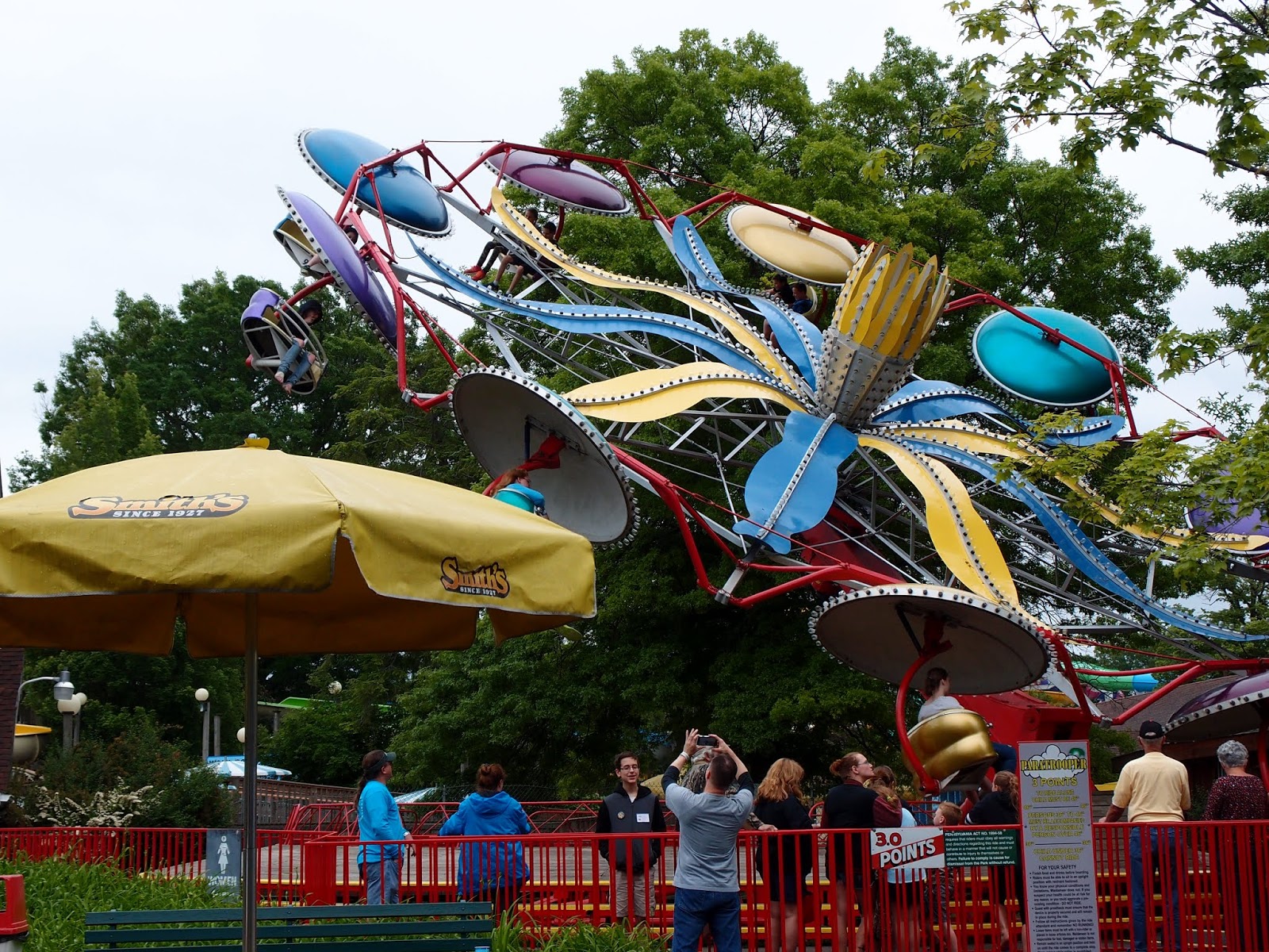 Bayern Kurve Blog: Flat Ride Feature: Paratrooper and Cliff Hanger