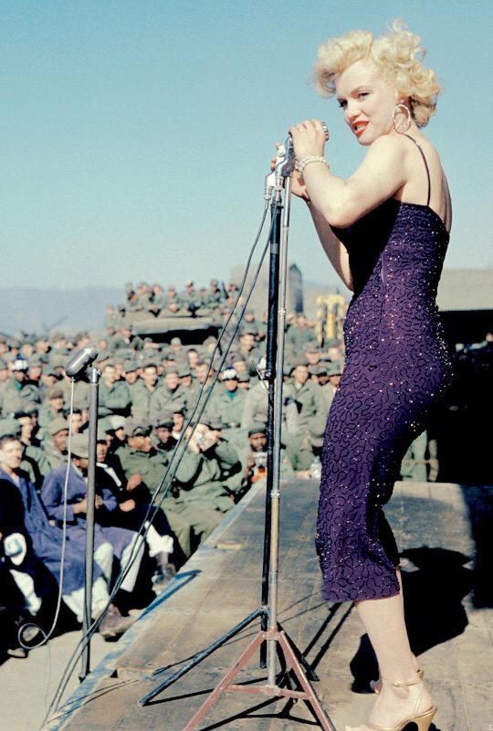 Fascinating Color Photos of Marilyn Monroe Singing to the Troops During ...