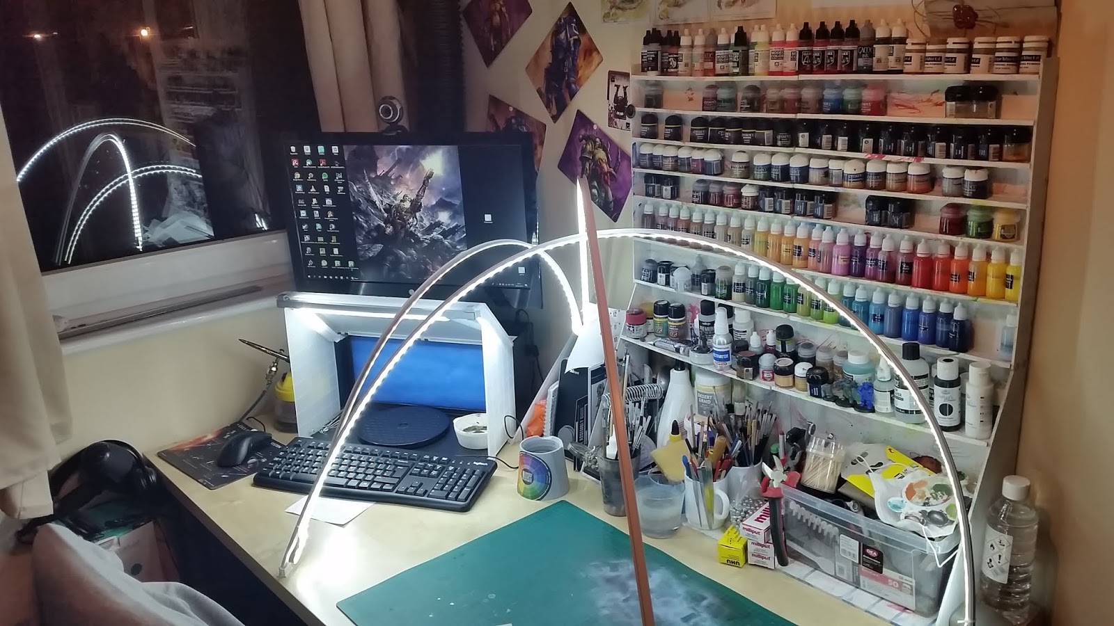 Super Massive Beast: Paintdesk upgrade: Airbrush booth