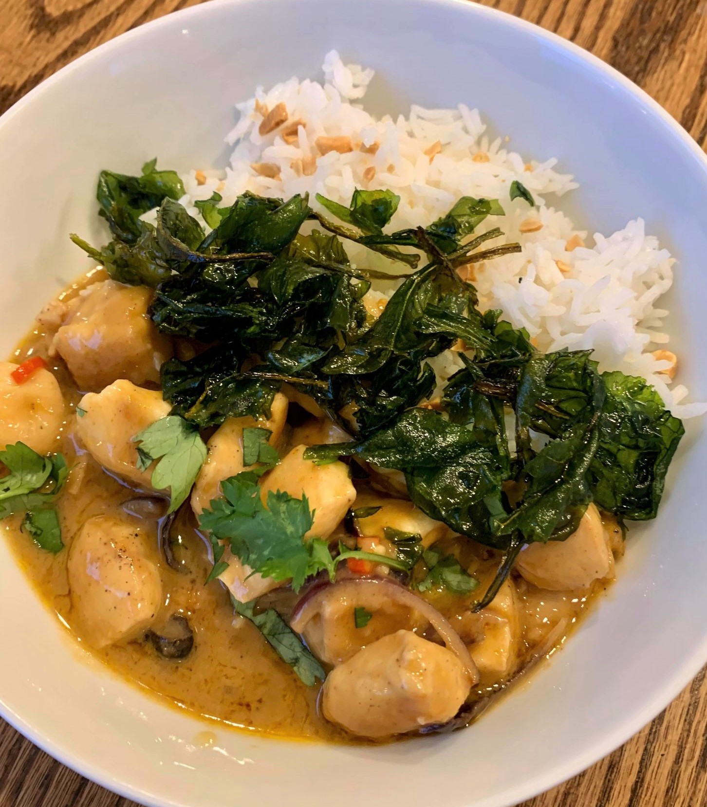 Poulet aux arachides et épinards frits