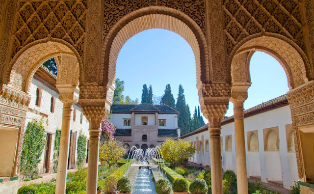 Alhambra, Istana Negeri Dongeng di Andalusia - The Curious Traveler