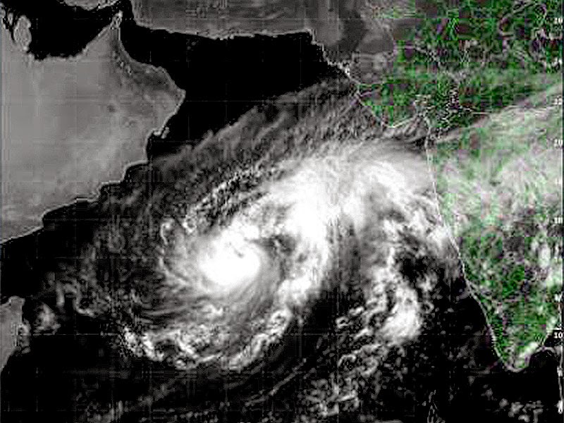 Karachi: The cyclone is currently 1,100 kilometers away from Karachi ...