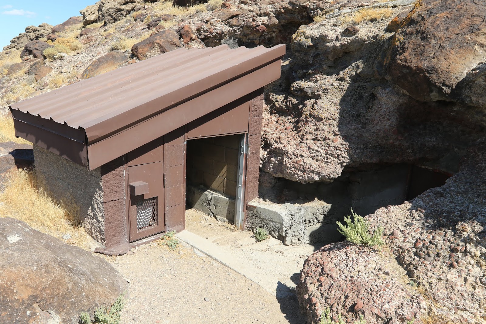 gjhikes.com: Grimes Point Hidden Cave