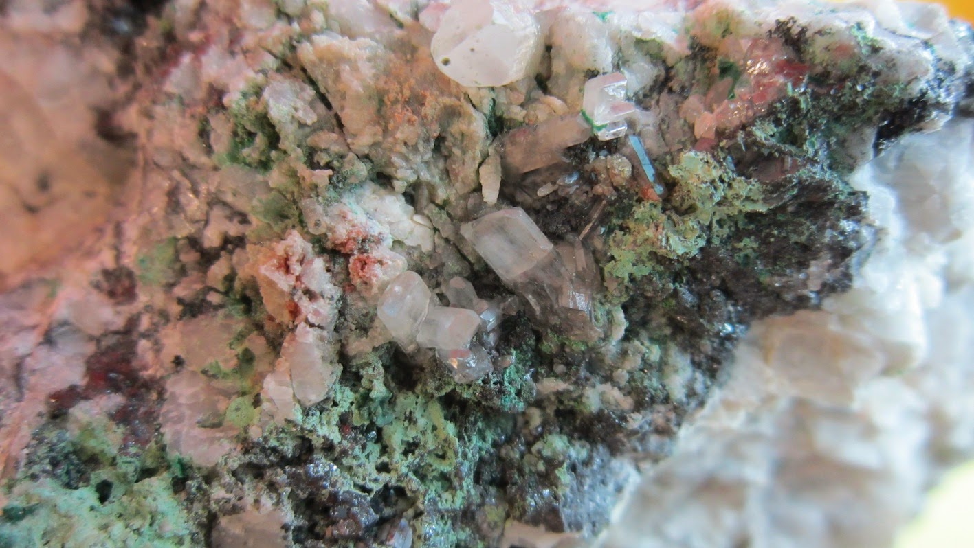 Asociación Mineralógica Aragonito Azul: CERUSITAS Y ALGO MÁS, CANTERA ...