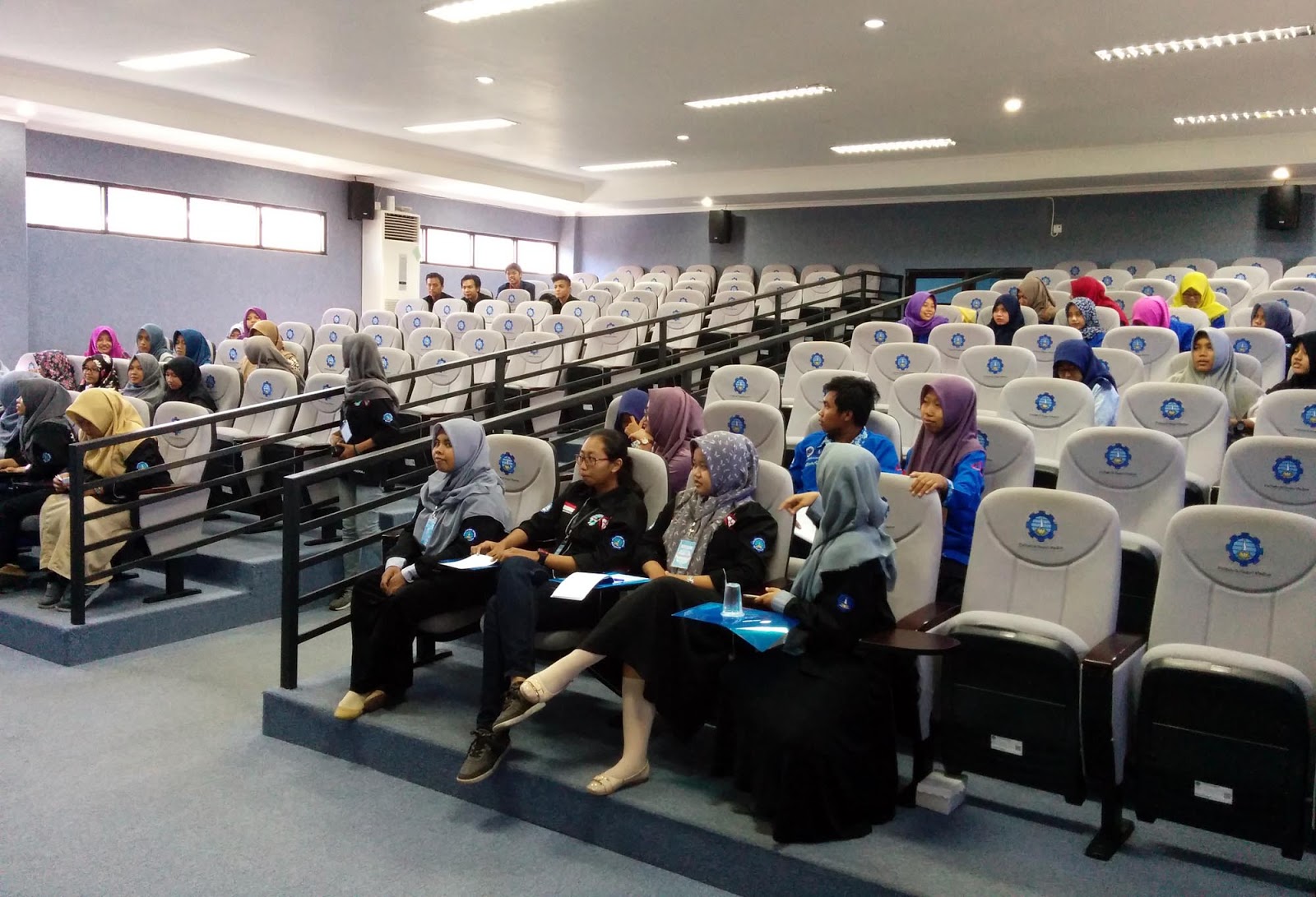 Pers Waras dan Tayangan Hiburan Berkualitas - Batikimono