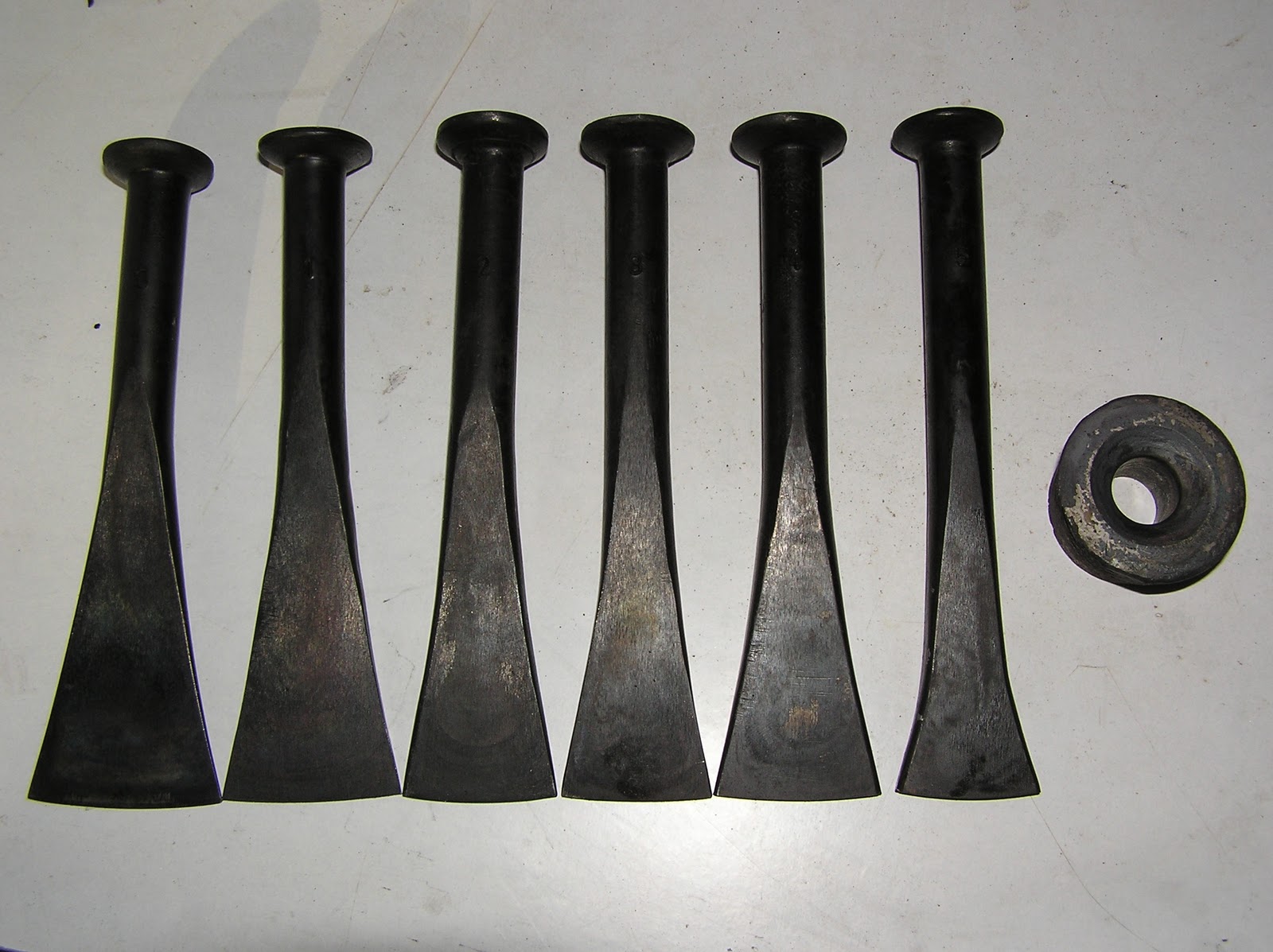 Batana Kostanca: CAULKING, PUTTYING AND PAINTING